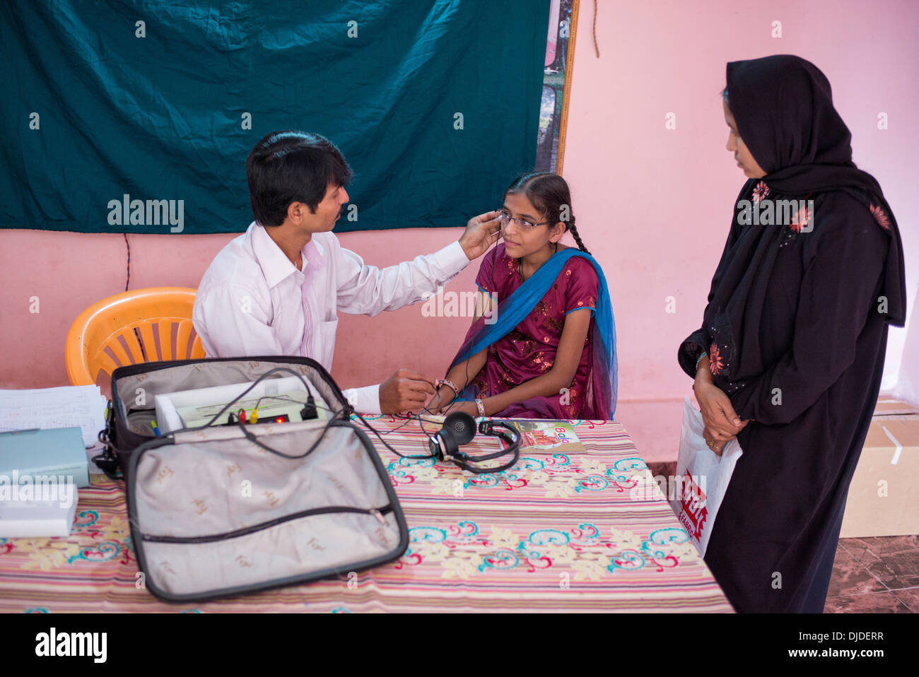 Child hearing test doctor hi-res stock photography and images - Alamy