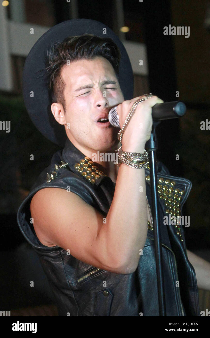 Steph Gold aka Mad Musician Viva Glam Magazine September Issue launch ...