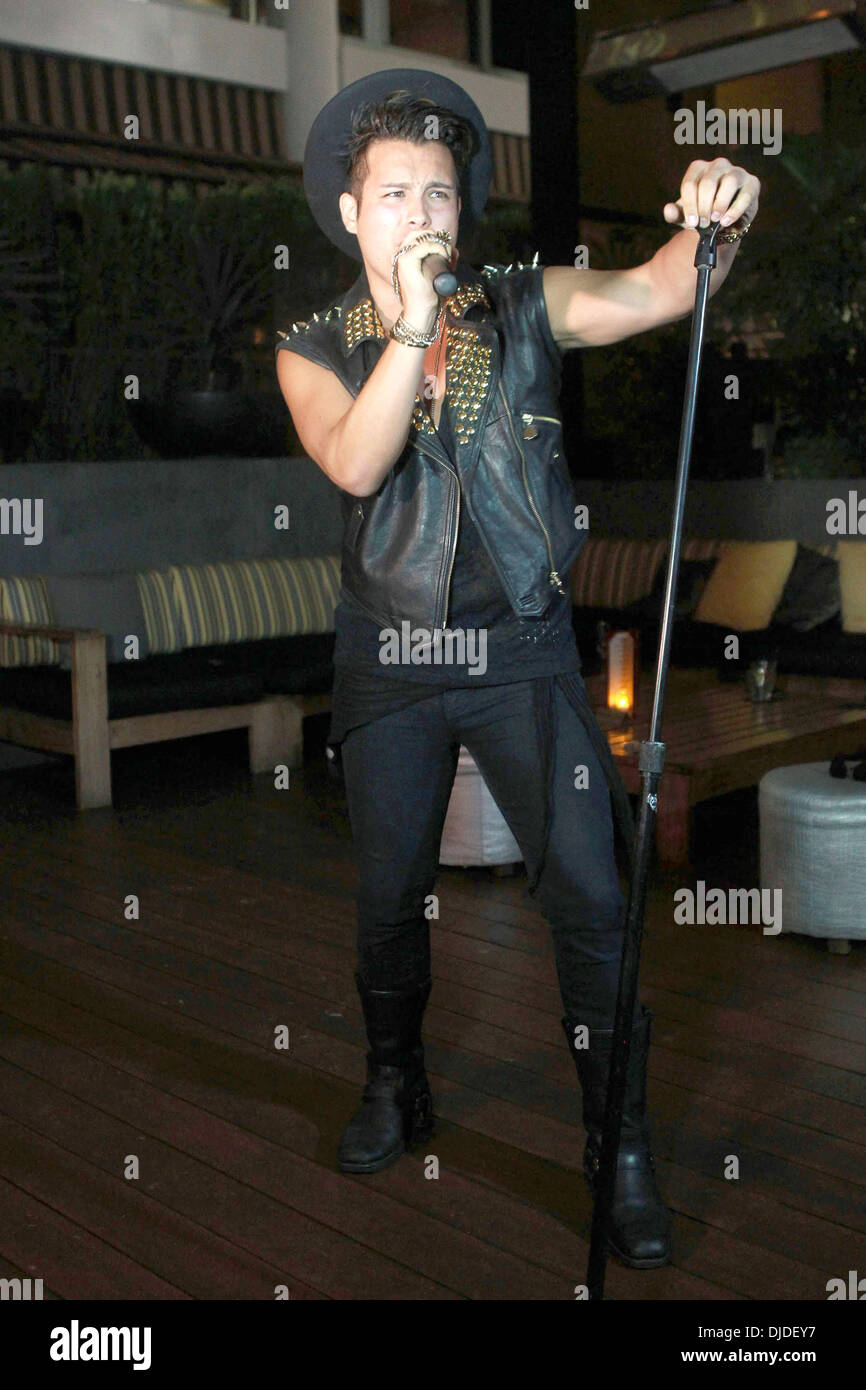 Steph Gold aka Mad Musician Viva Glam Magazine September Issue launch ...