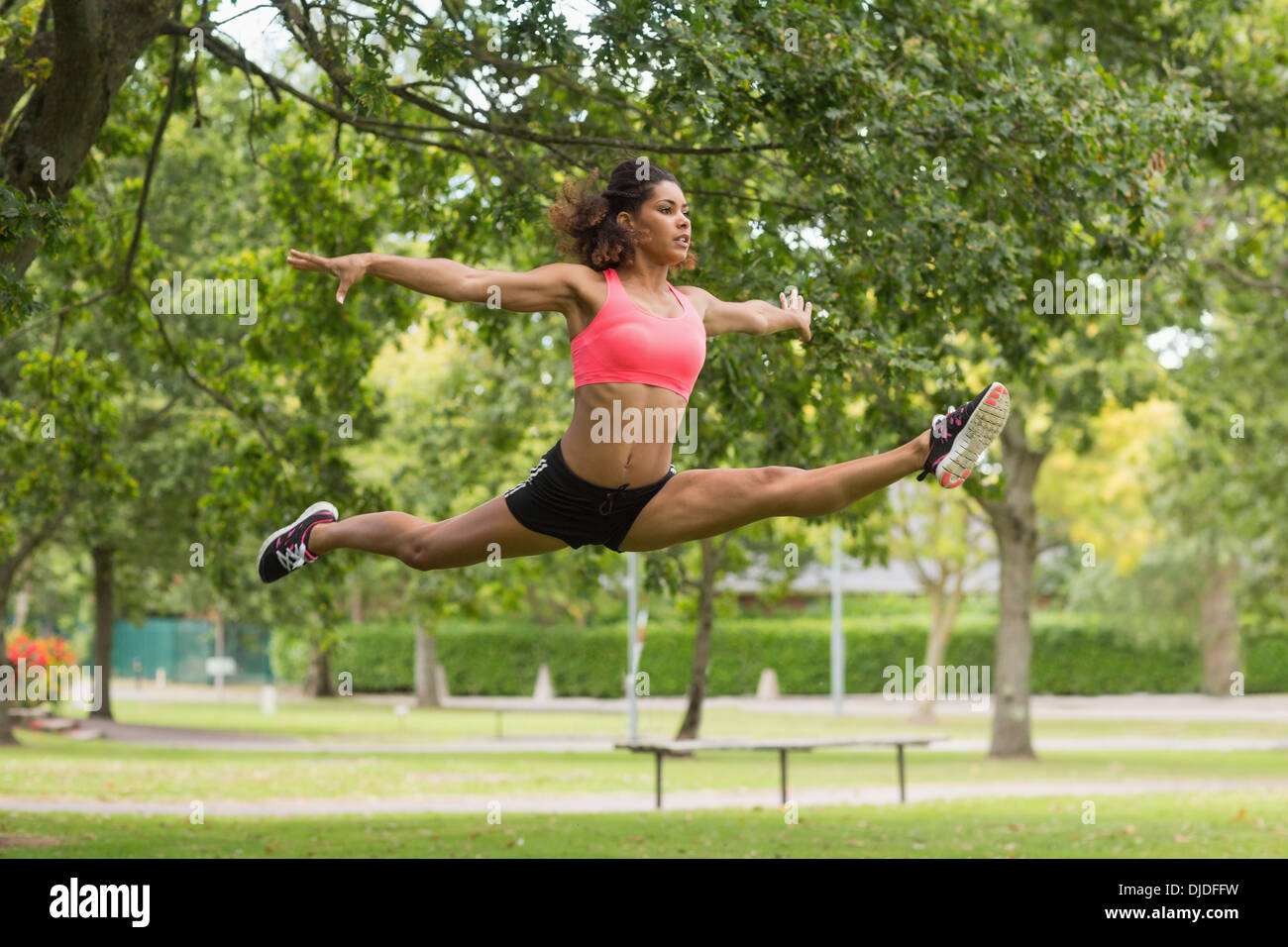 Jump splits hi-res stock photography and images - Alamy