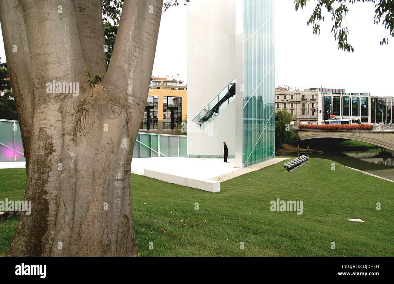 Memoria e Luce, 9/11 Memorial, Padova, Italy. Architect: Daniel ...