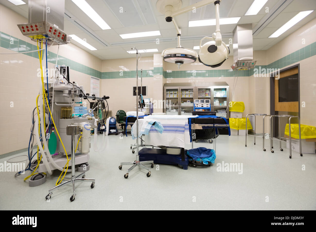 Empty operating theatre hi-res stock photography and images - Alamy