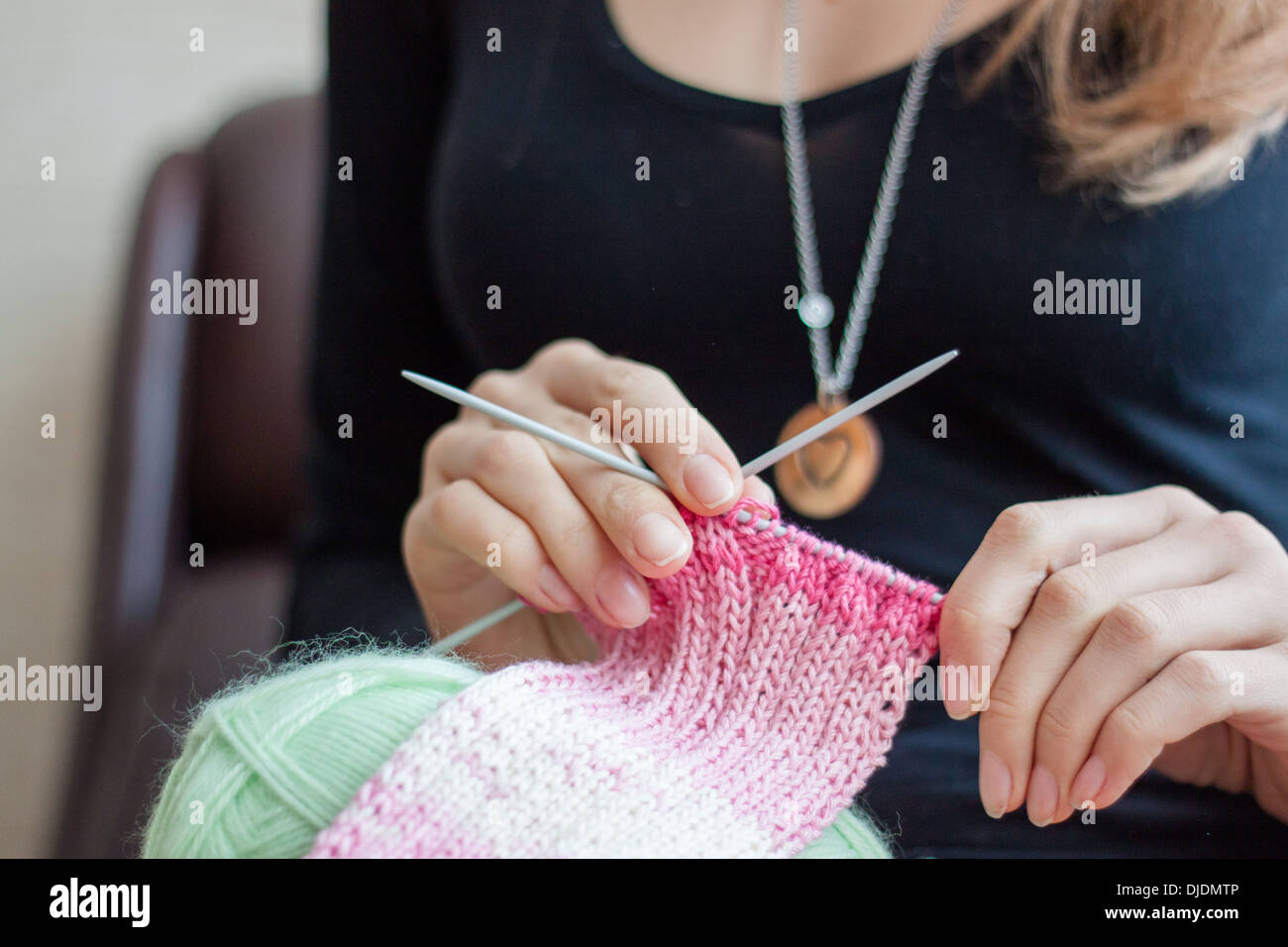 Knitting needles hi-res stock photography and images - Alamy