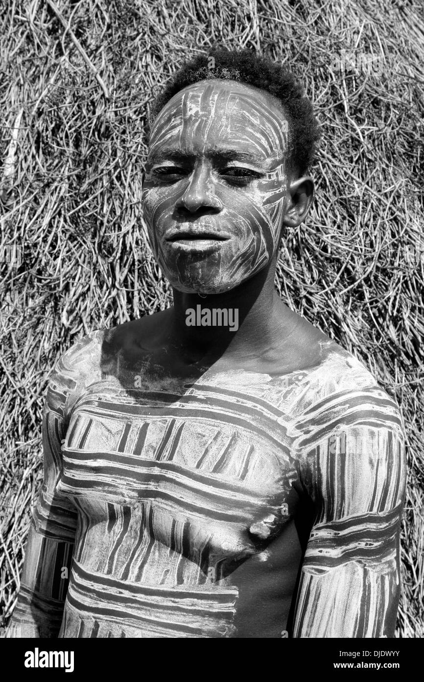 Karo Tribe Man With Painted Body, Omo Valley, Ethiopia Stock Photo - Alamy