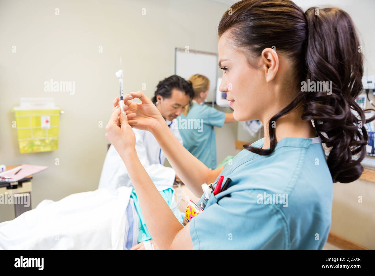 Doctor treating patient injection hi-res stock photography and images ...