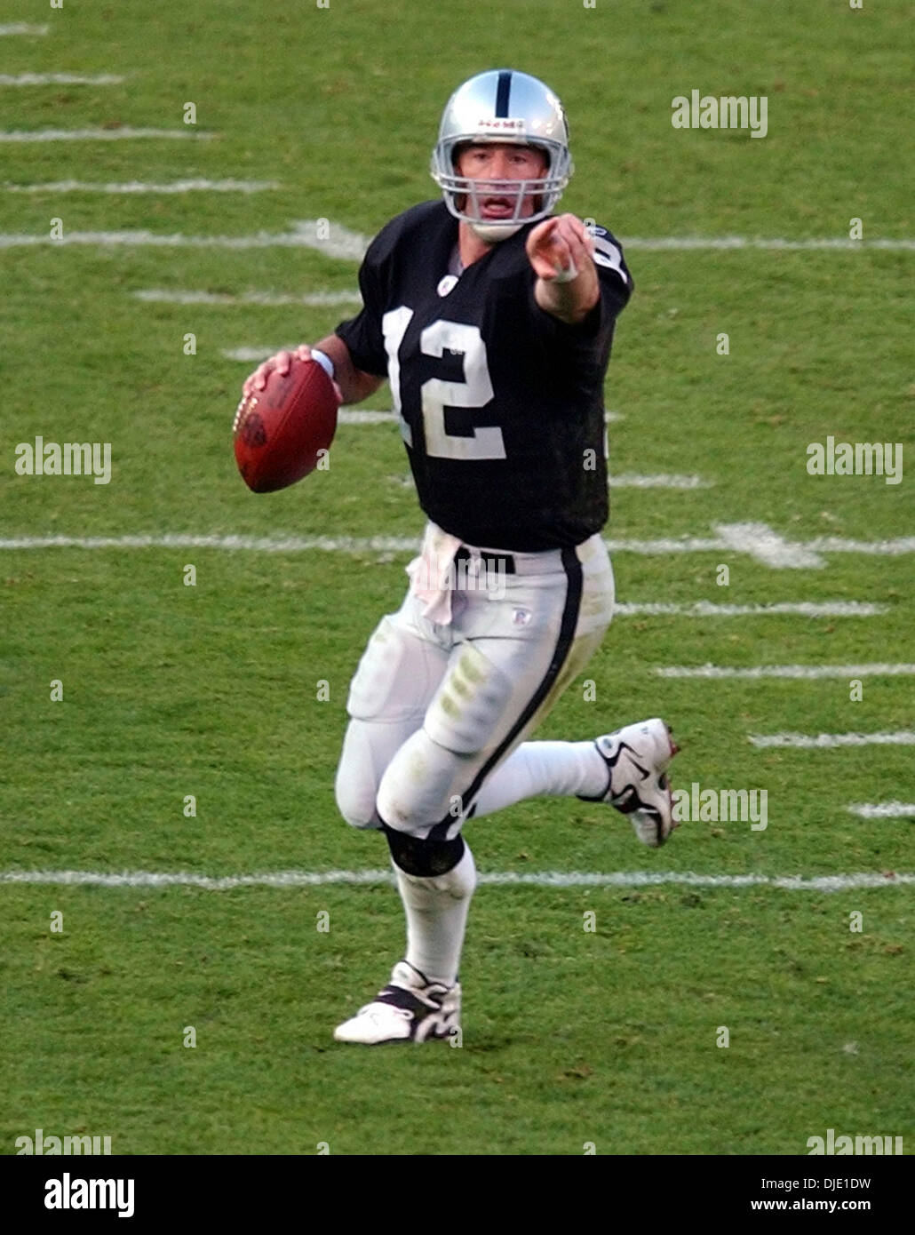Oakland raiders quarterback rich raiders hi-res stock photography and ...