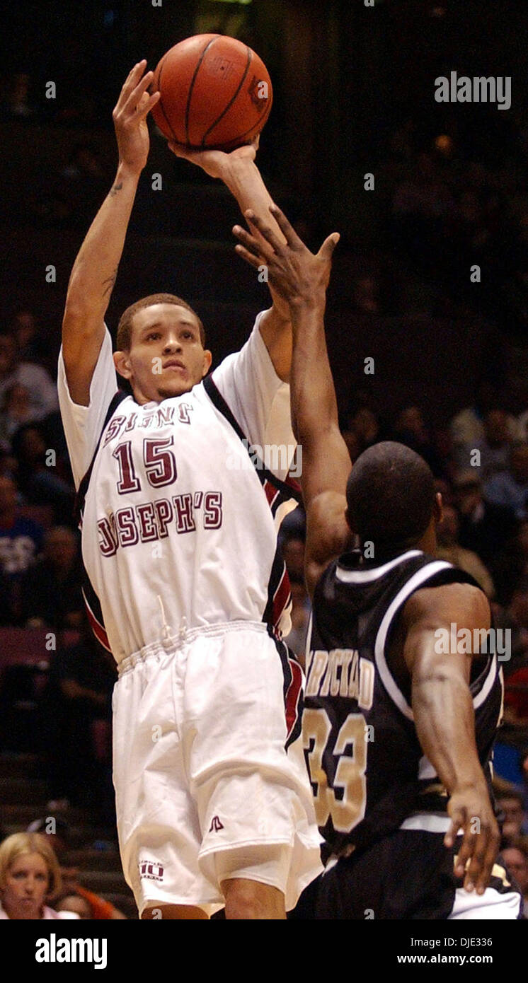 Mar 25, 2004; East Rutherford, NJ, USA; St. Joseph's DELONTE WEST (15 ...