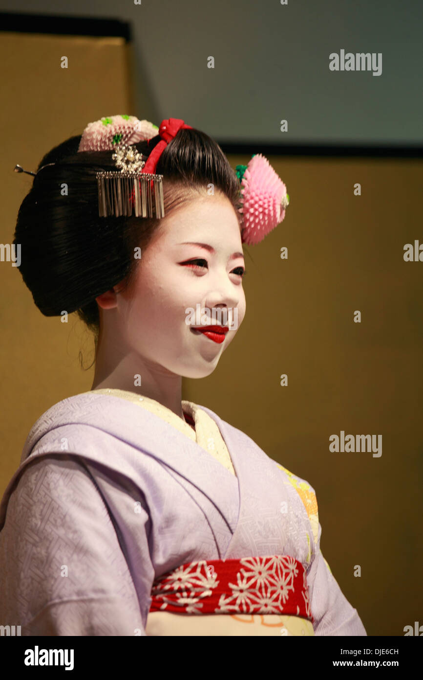 Geisha maiko kyoto hi-res stock photography and images - Alamy