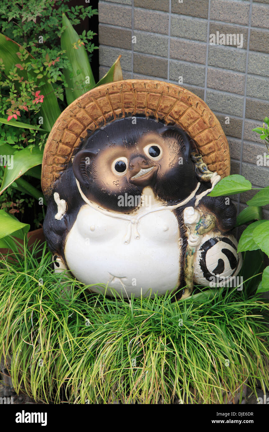Tanuki statue hi-res stock photography and images - Alamy