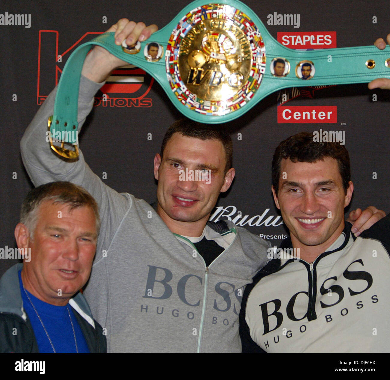 Apr 24, 2004; Los Angeles, CA, USA; Boxer VITALI KLITSCHKO (L) raises ...