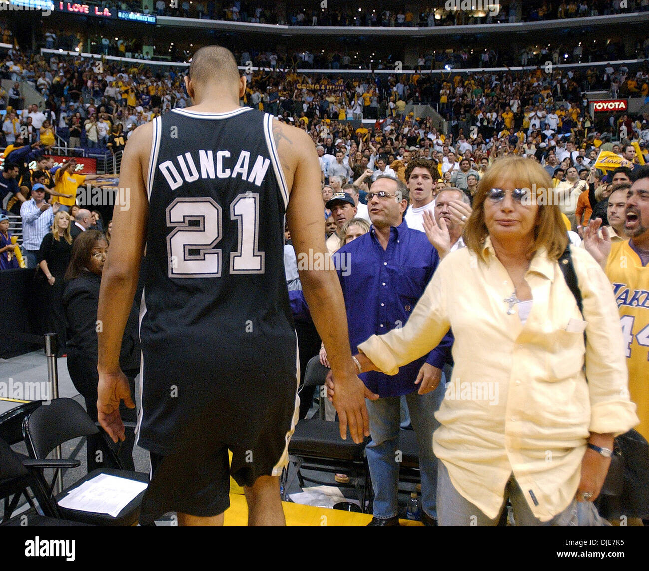 May 15, 2004; Los Angeles, CA, USA; Spurs' Tim Duncan glad hands Penny ...