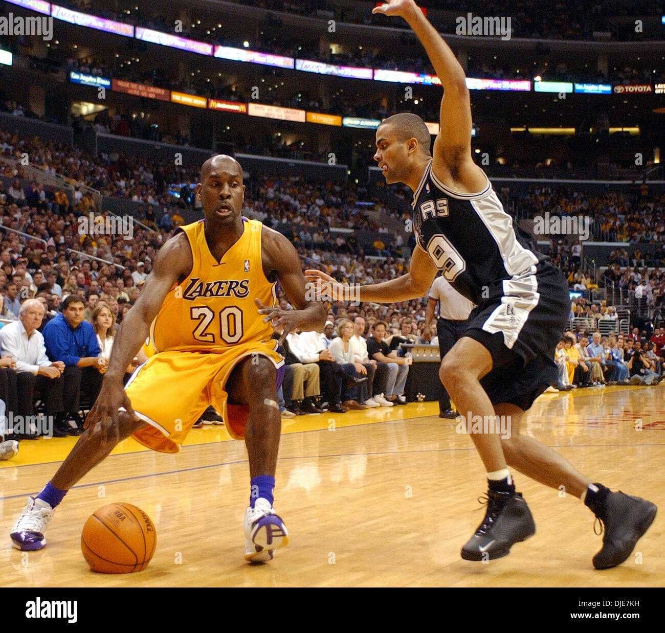May 15, 2004; Los Angeles, CA, USA; Lakers' Gary Payton looks for room ...