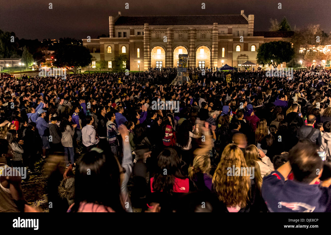 Los Angeles, California, USA. 26th Nov, 2013. Students gather for the ...