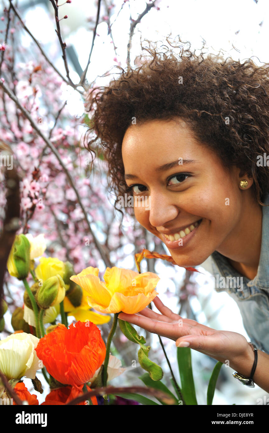 Smelling the flowers hi-res stock photography and images - Alamy