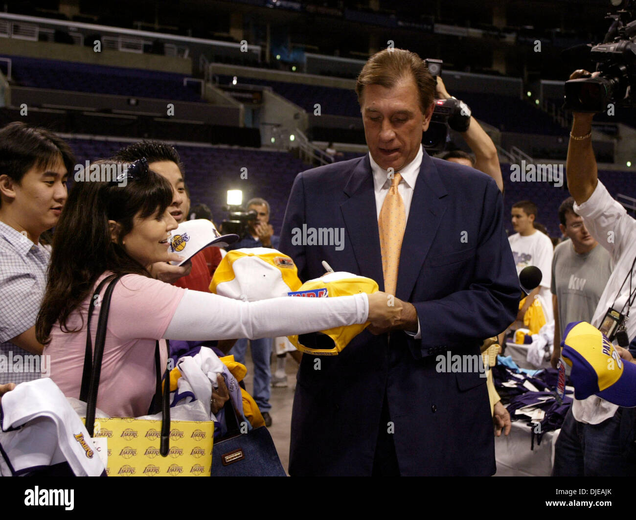 Rudy tomjanovich hi-res stock photography and images - Alamy
