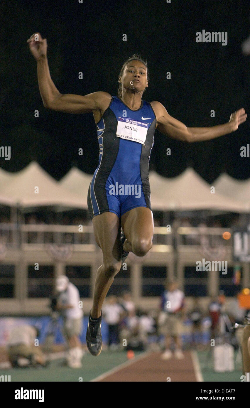 Marion jones 2004 hi-res stock photography and images - Alamy
