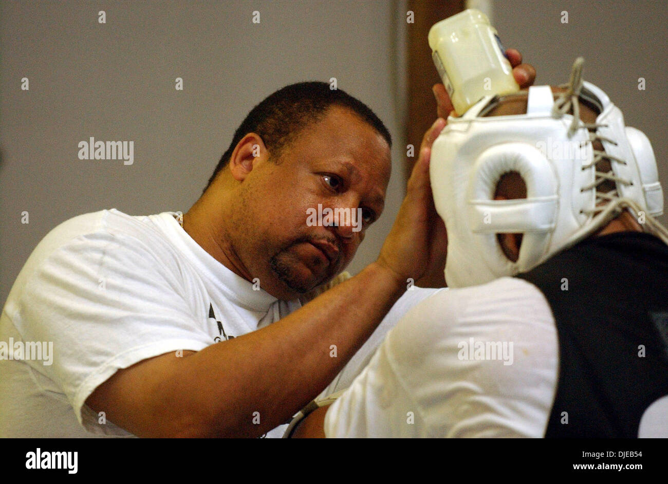 Ronnie james boxing hi-res stock photography and images - Alamy