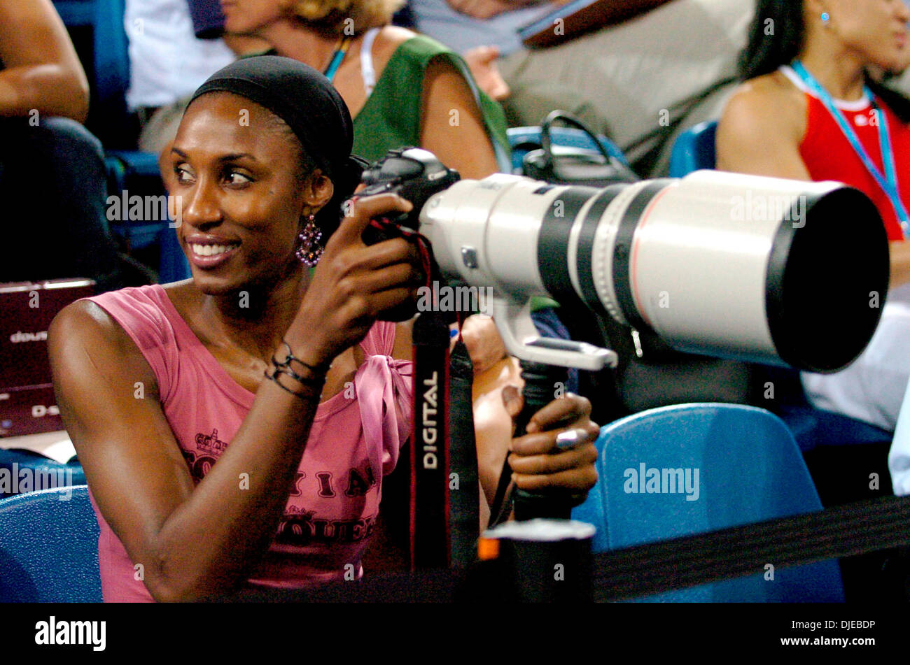 Lisa leslie basketball hi-res stock photography and images - Alamy