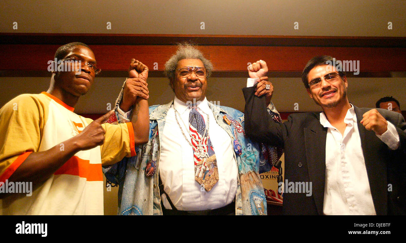 Aug 04, 2004; Los Angeles, CA, USA; (L-R) Undisputed Welterweight ...