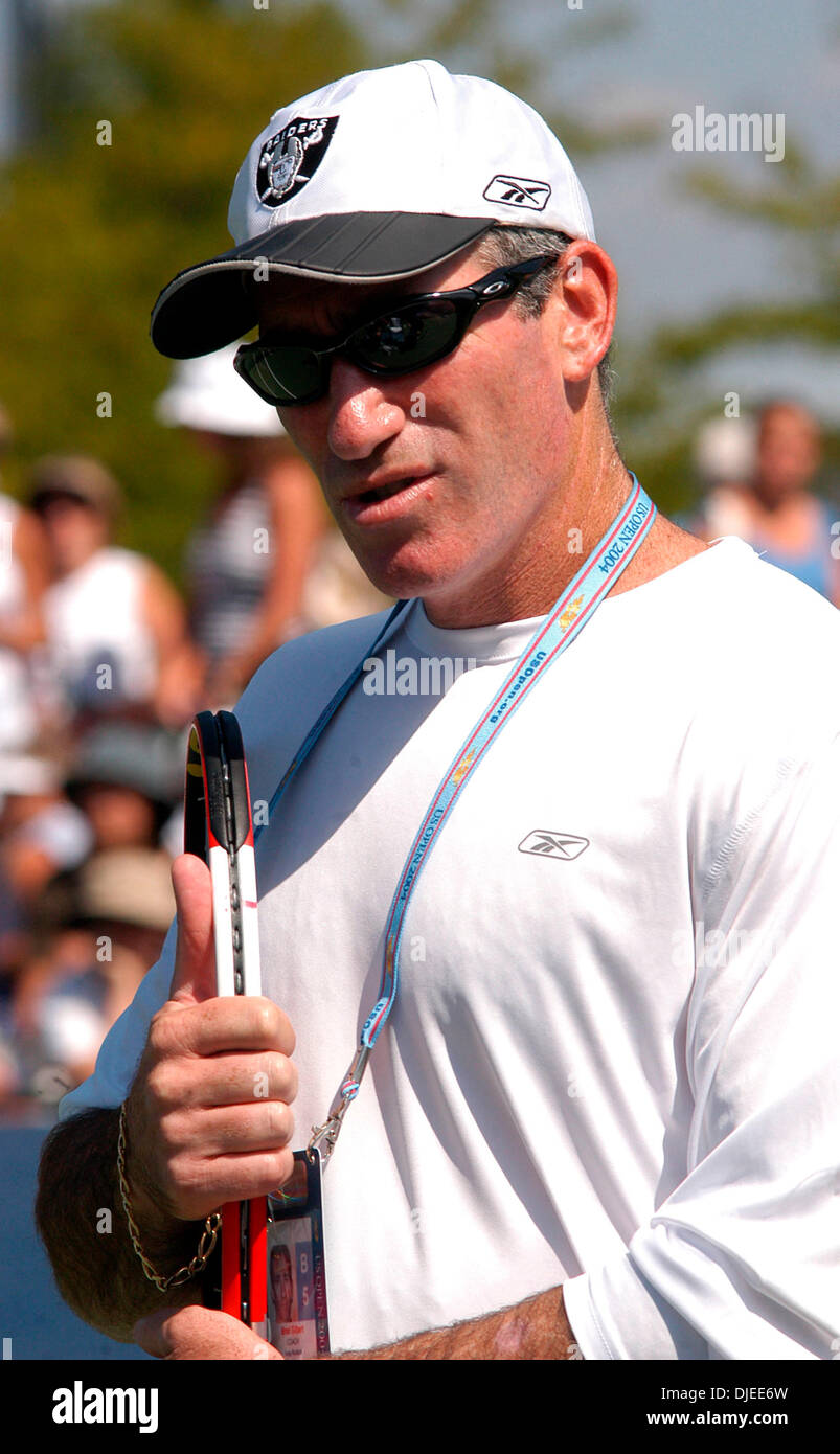 Coach of andy roddick hi-res stock photography and images - Alamy