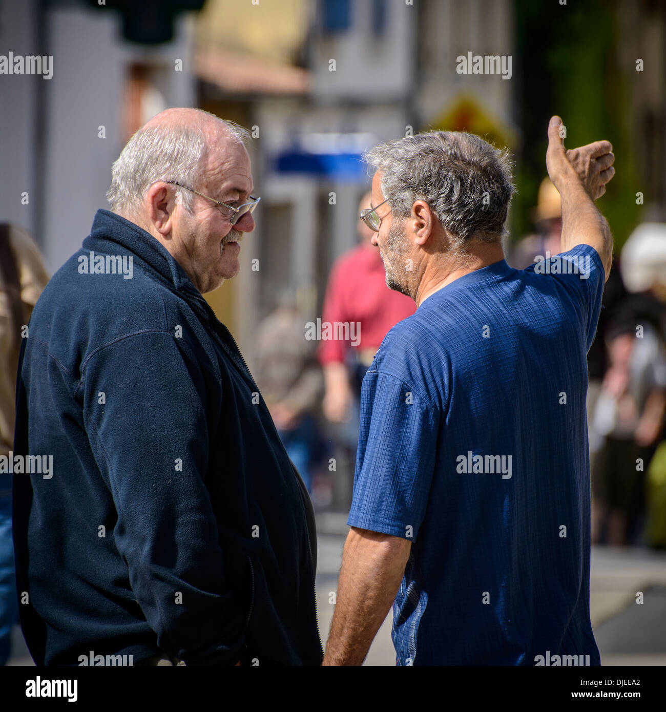 Two men talking - one giving directions Stock Photo - Alamy