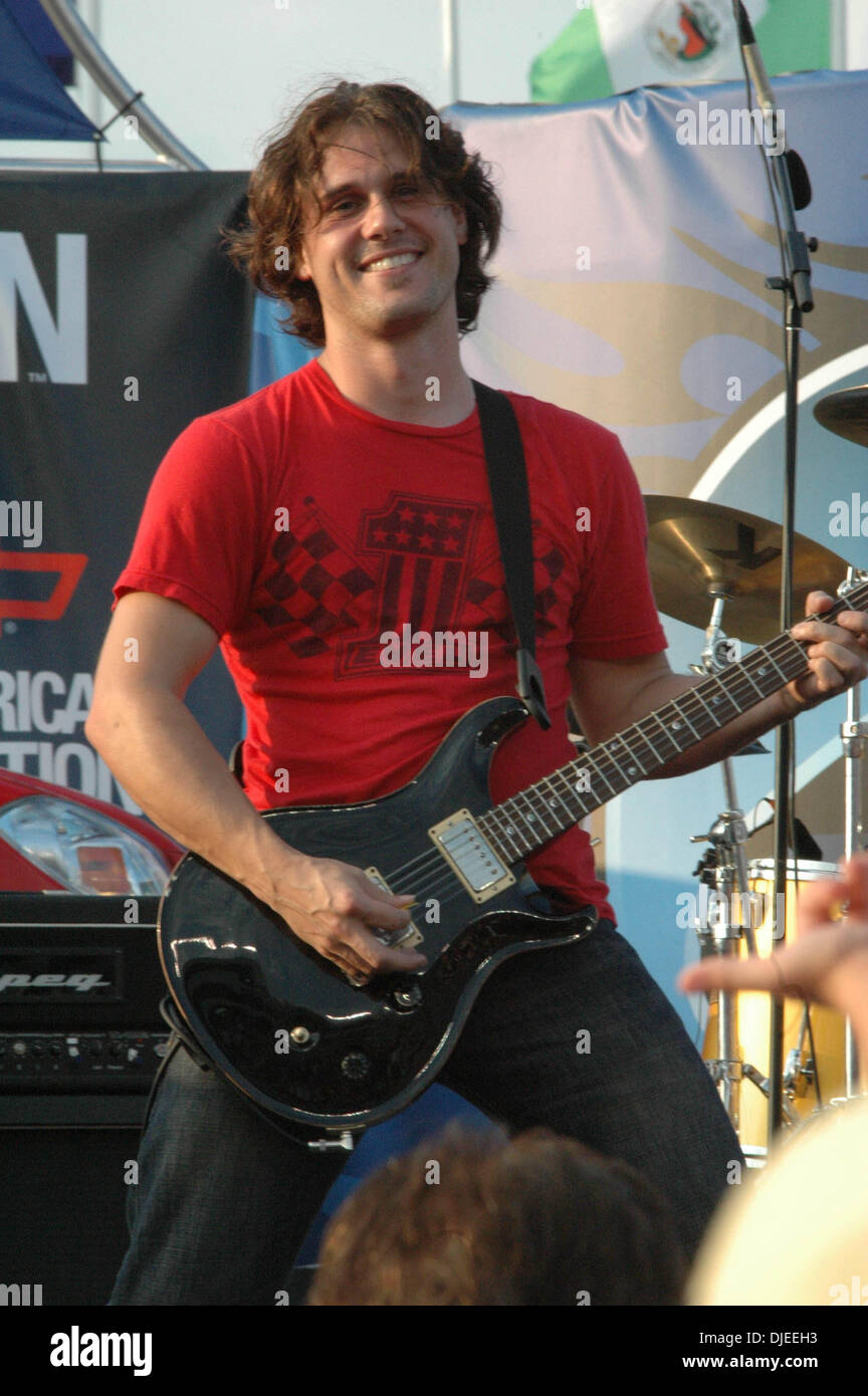 Sep 11, 2004; RIchmond, VA, USA; JOEL KOSCHE and COLLECTIVE SOUL ...