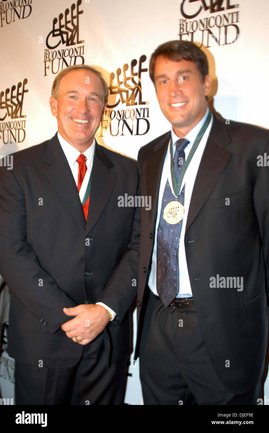 Sep 28, 2004; New York, NY, USA; GARY CARTER (L) from the NY Mets with ...