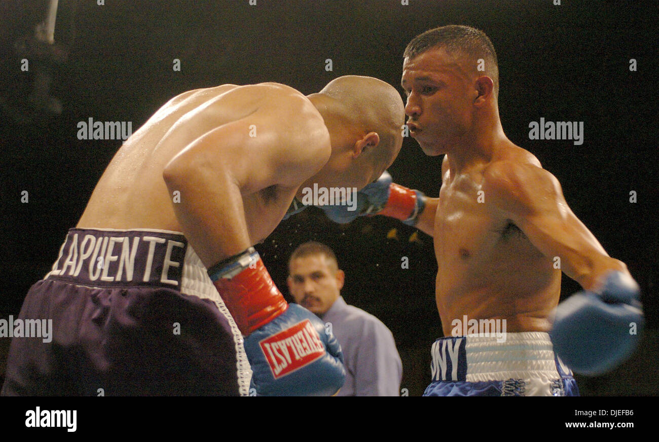 Sep 30, 2004; Los Angeles, CA, USA; Boxer EDGAR VARGAS (Blue) defeats ...