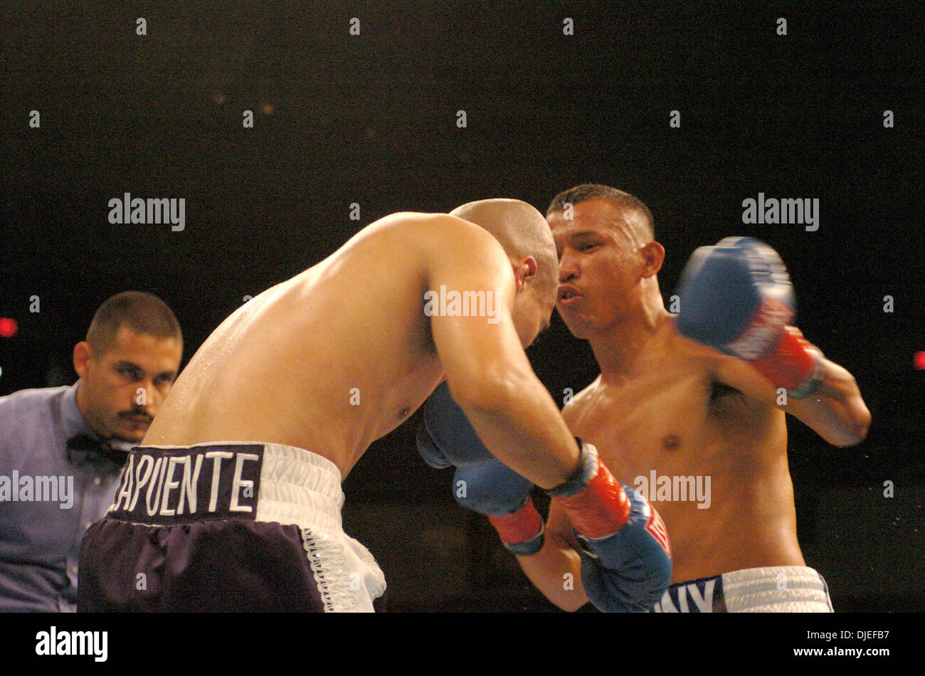 Sep 30, 2004; Los Angeles, CA, USA; Boxer EDGAR VARGAS (Blue) defeats ...