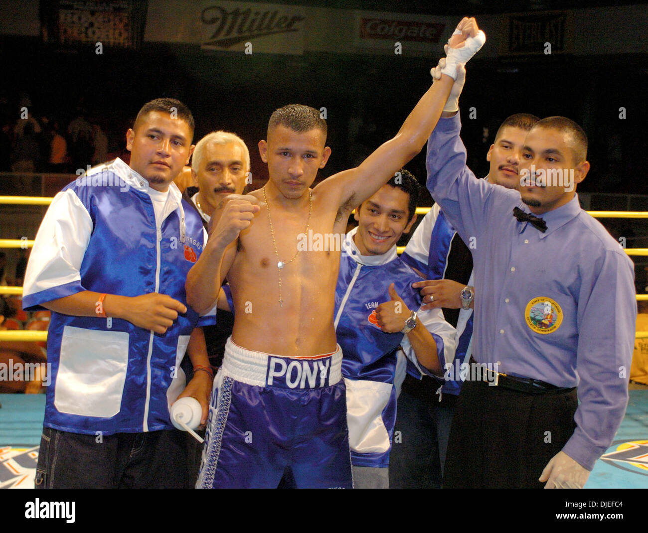 Sep 30, 2004; Los Angeles, CA, USA; Boxer EDGAR VARGAS (Blue) defeats ...