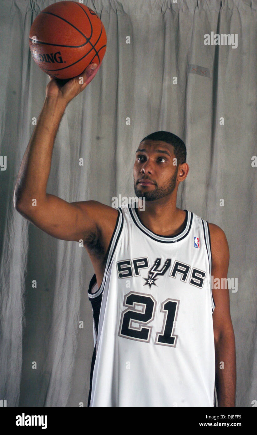 Tim duncan player hi-res stock photography and images - Alamy