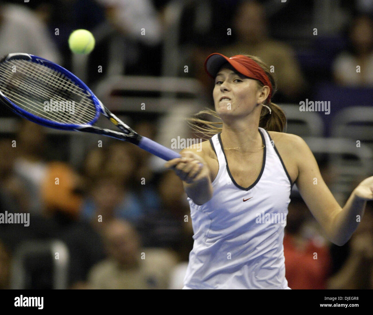 Maria sharapova playing tennis 2004 hi-res stock photography and images ...