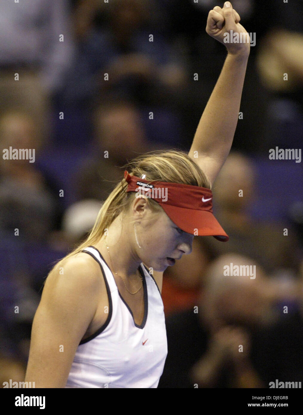 Maria sharapova playing tennis 2004 hi-res stock photography and images ...