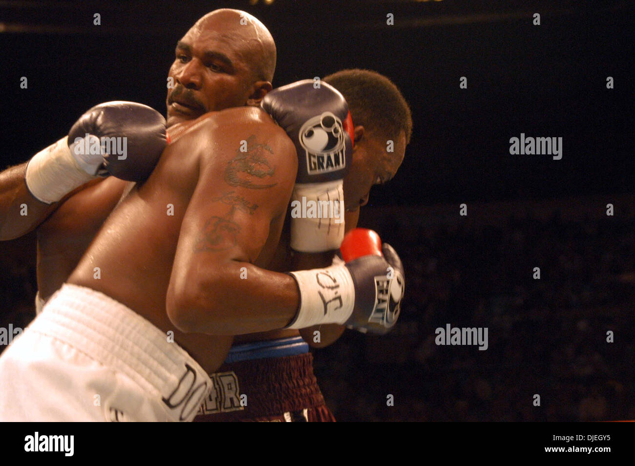 Nov 13, 2004; New York, NY, USA; EVANDER HOLYFIELD vs LARRY DONALD ...