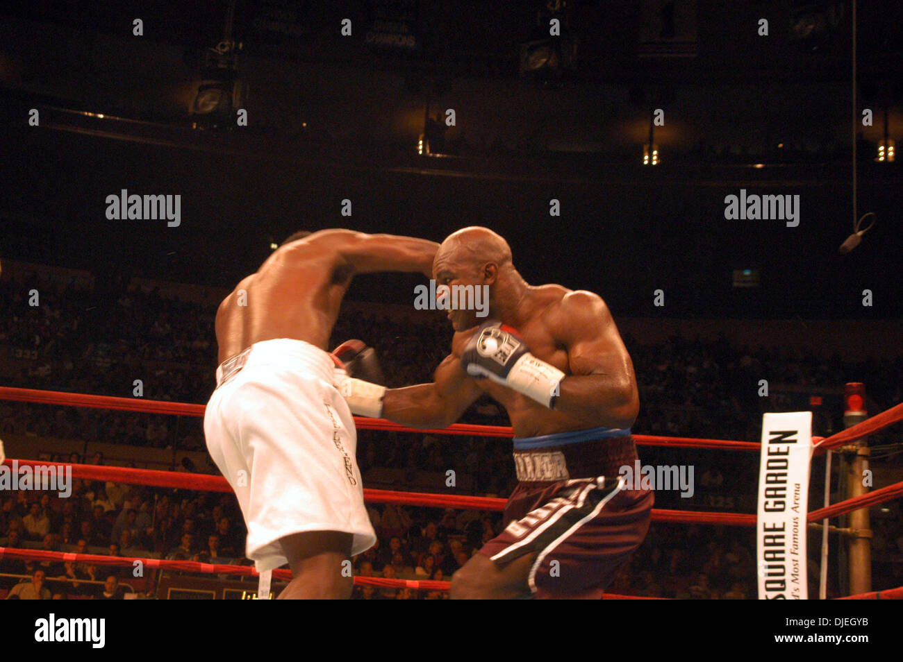 Nov 13, 2004; New York, NY, USA; EVANDER HOLYFIELD vs LARRY DONALD ...