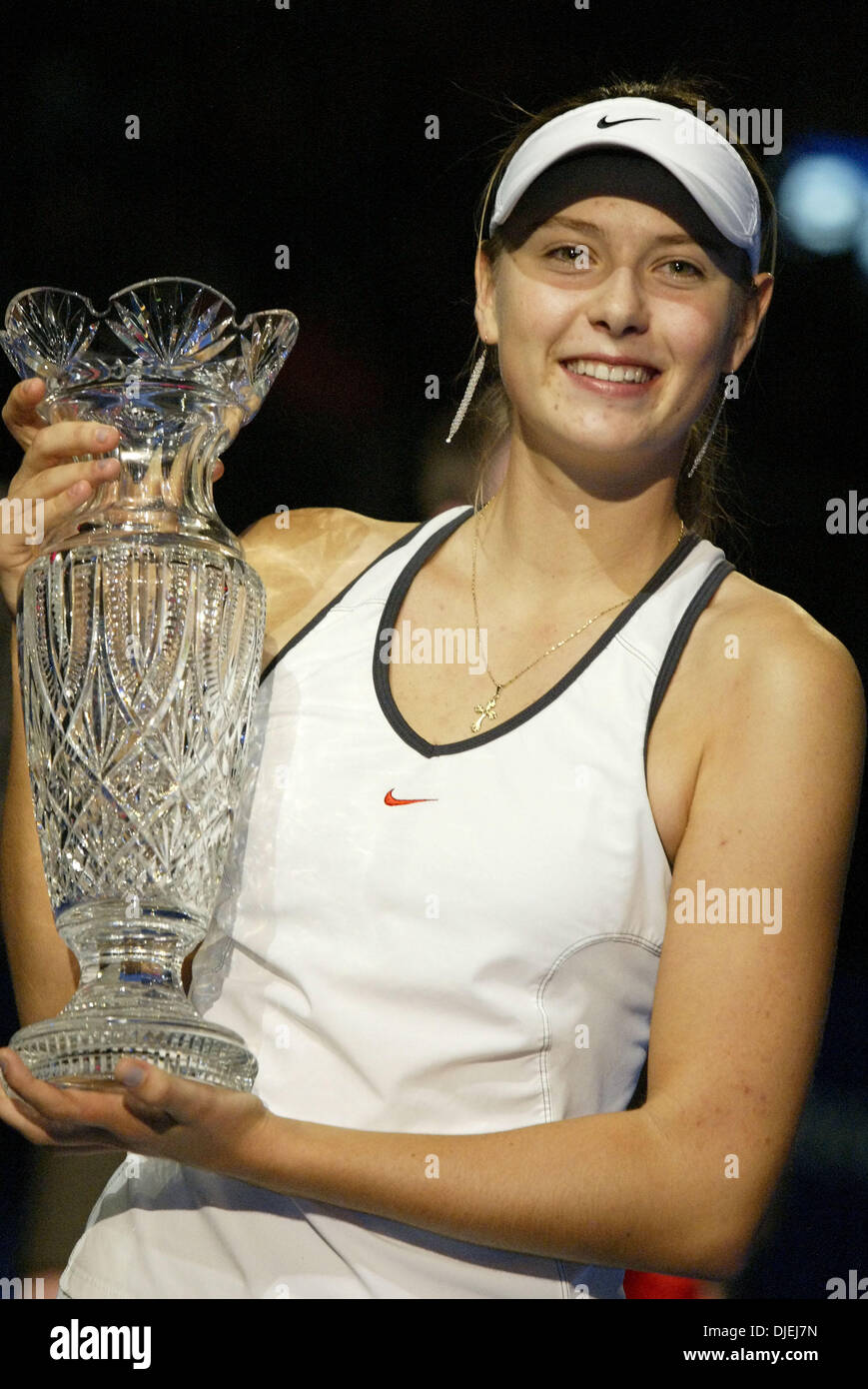 Nov 15, 2004; Los Angeles, CA, USA; MARIA SHARAPOVA celebrates her ...