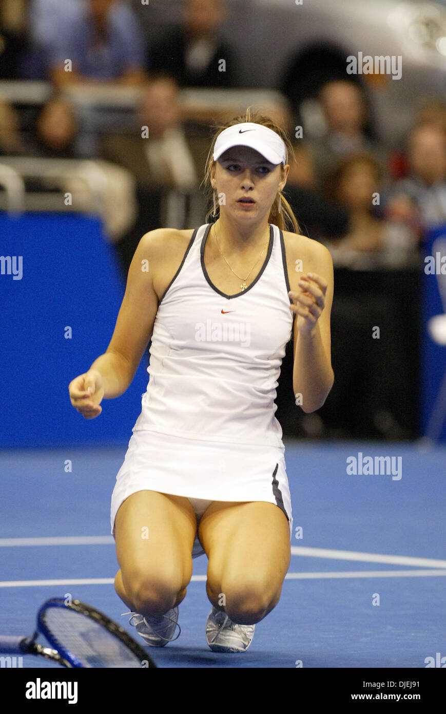 Nov 15, 2004; Los Angeles, CA, USA; MARIA SHARAPOVA drops to her knees ...
