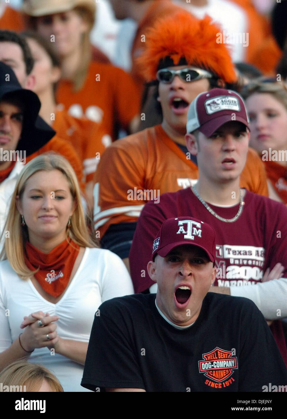College football fans in stands hi-res stock photography and images - Alamy