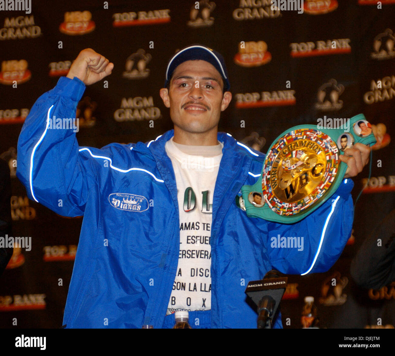 Nov 27, 2004; Las Vegas, NV, USA; WBC Super Bantamweight Champion OSCAR ...