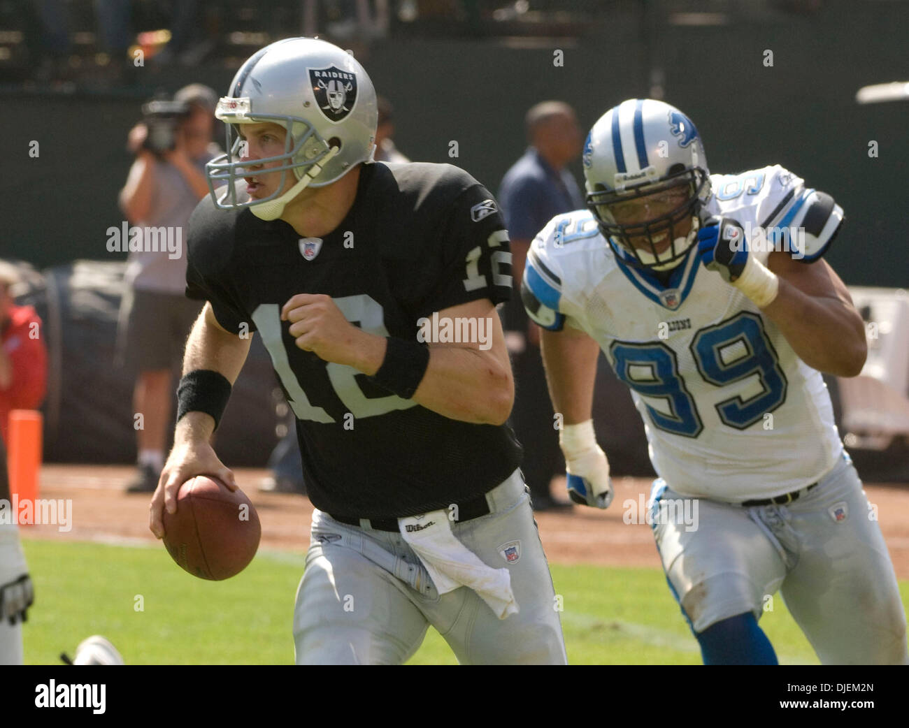 Detroit lions defensive end hi-res stock photography and images - Alamy