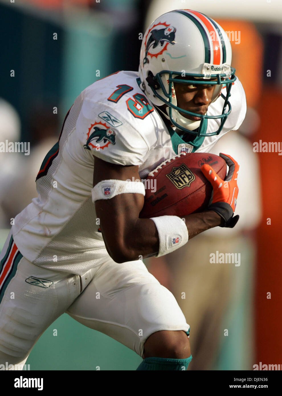 Kickoff returner hi-res stock photography and images - Alamy