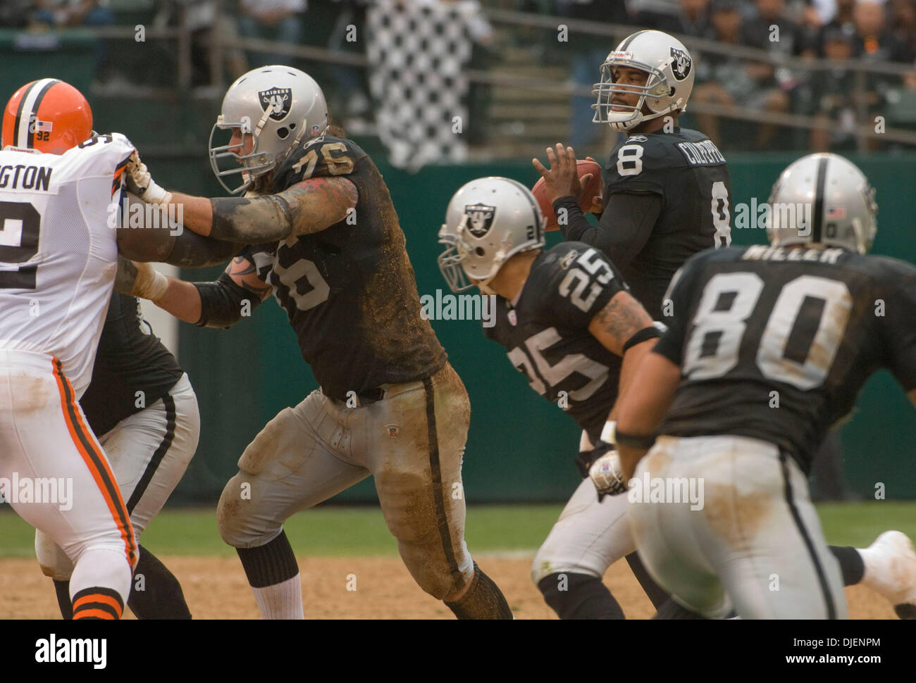 Oakland raiders offensive tackle hi-res stock photography and images ...