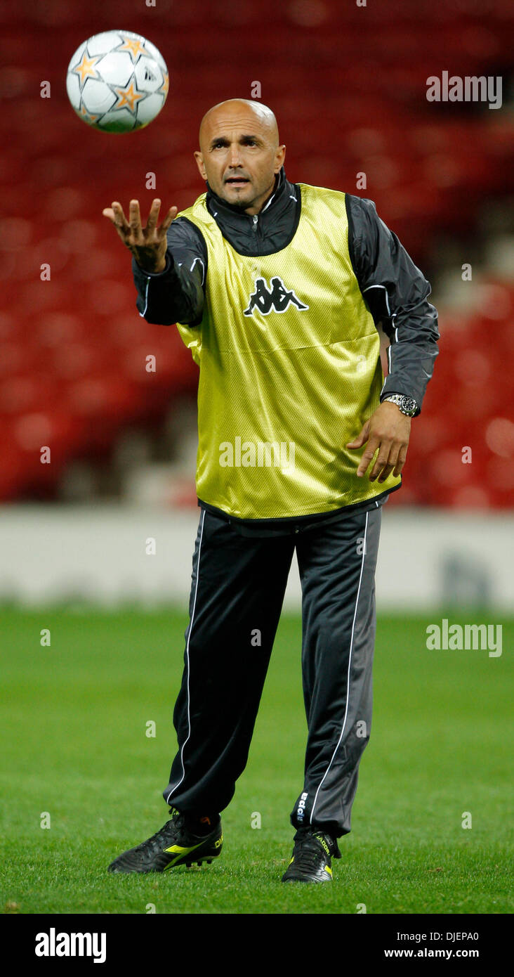 Manchester united training uefa champions hi-res stock photography and ...