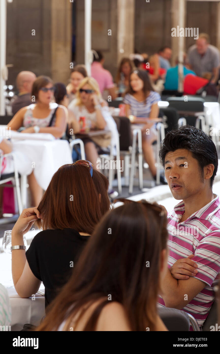 People eating on terrace in Plaza Real, Barcelona Stock Photo - Alamy