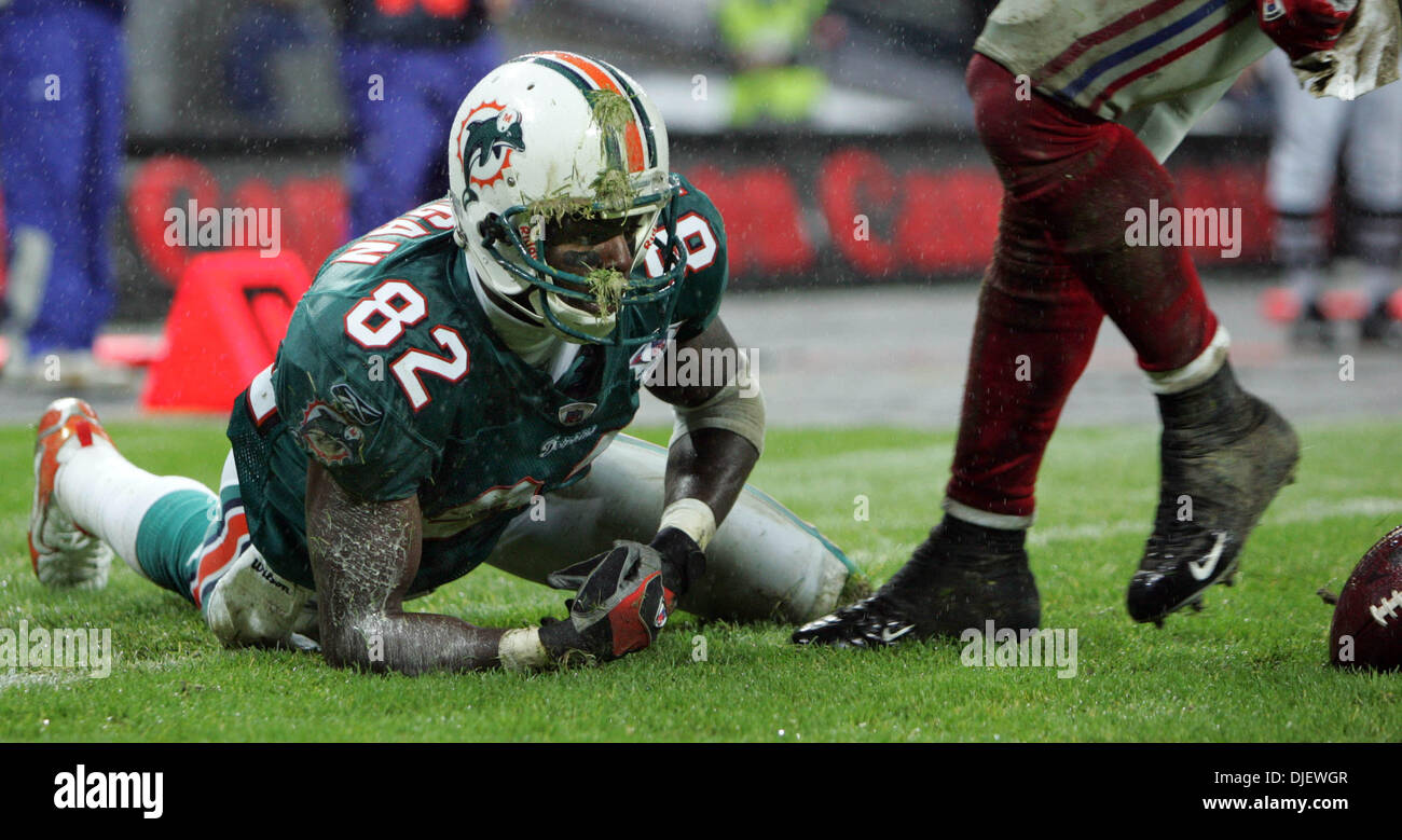 Oct 28, 2007 - London, England, UK - Dolphins WR DEREK HAGAN couldn't ...