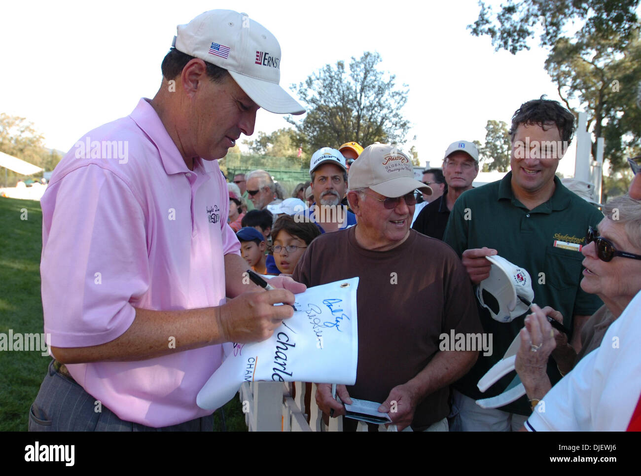 October 28th 2007 - Sonoma, CA, USA - Loren Roberts signs autographs ...