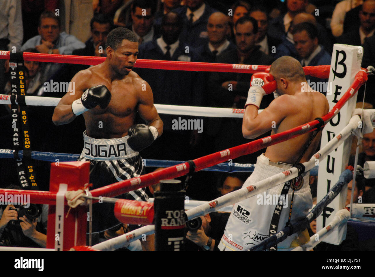 Nov 10, 2007 - Manhattan, New York, USA - MIGUEL COTTO battles against ...