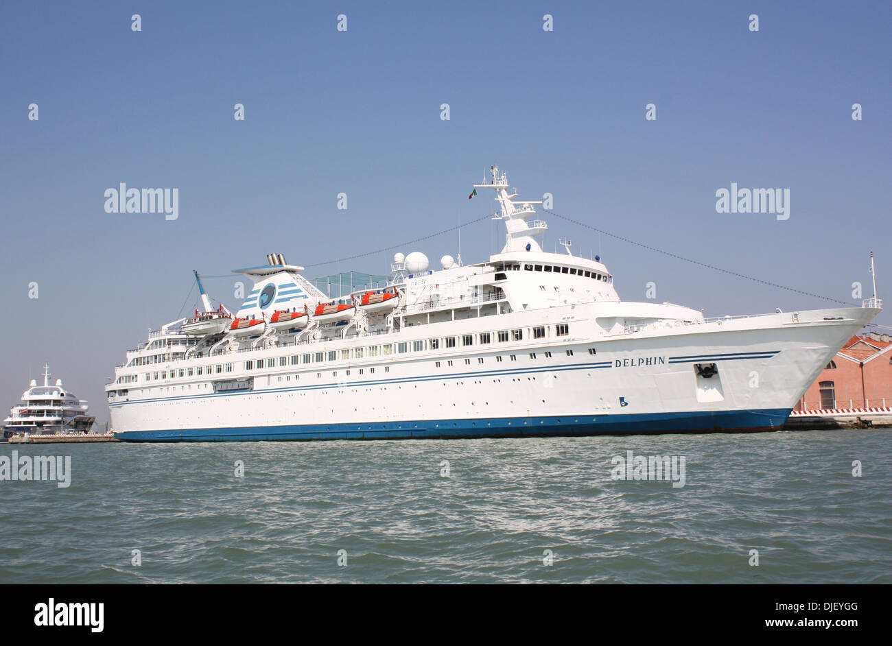 White big ship hi-res stock photography and images - Alamy