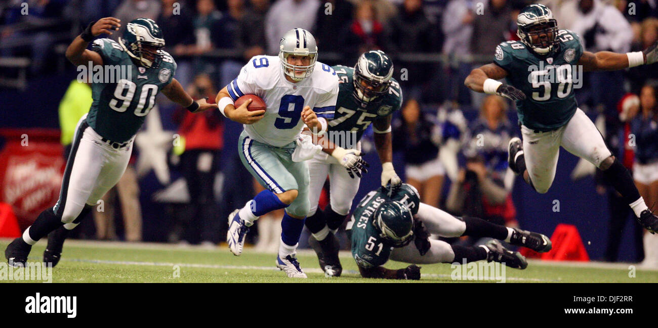 Dec 16, 2007 - Irving, Texas, USA - Cowboys' TONY ROMO looks for ...