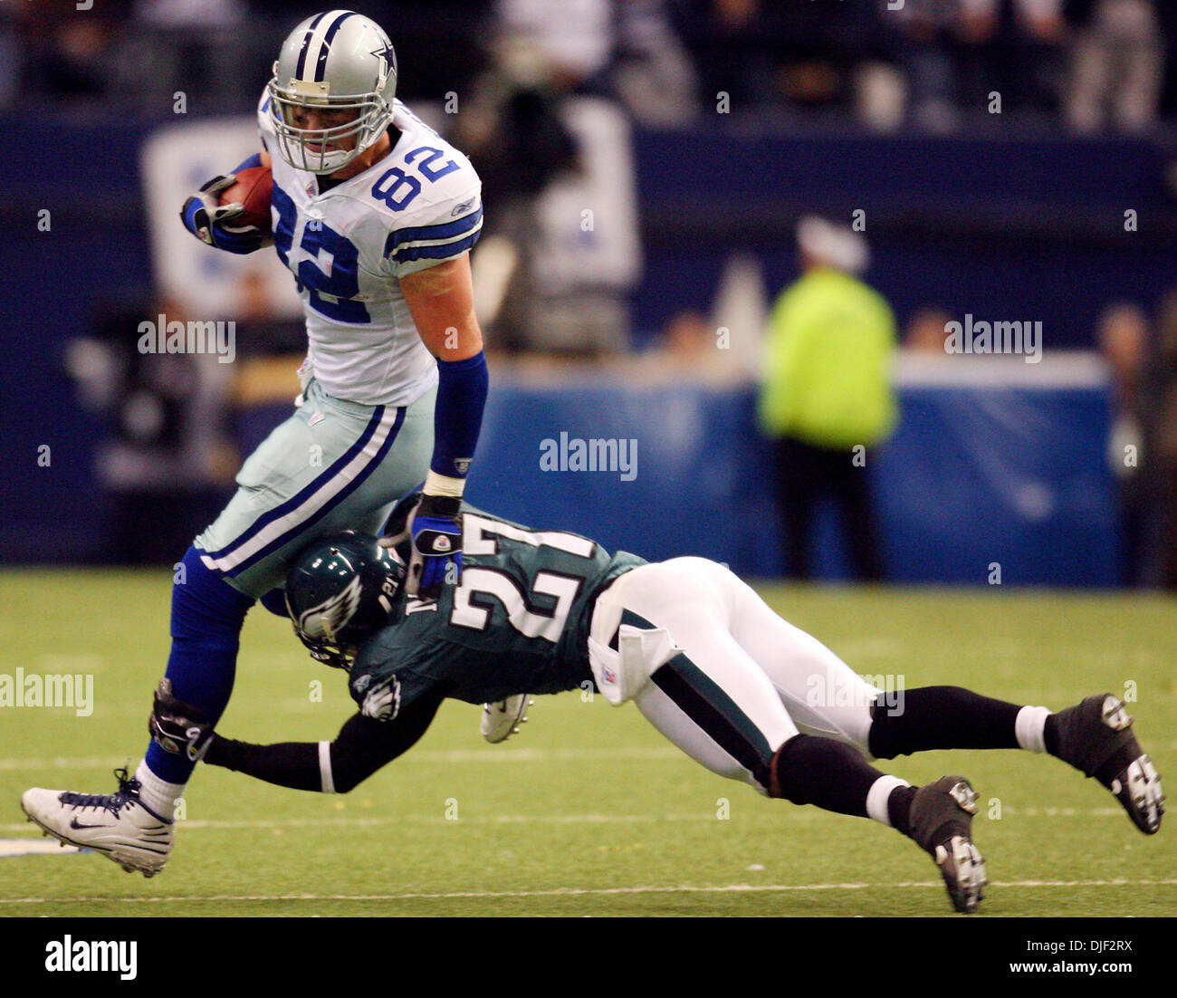 Dec 16, 2007 - Irving, Texas, USA - Cowboys' JASON WITTEN tries to ...